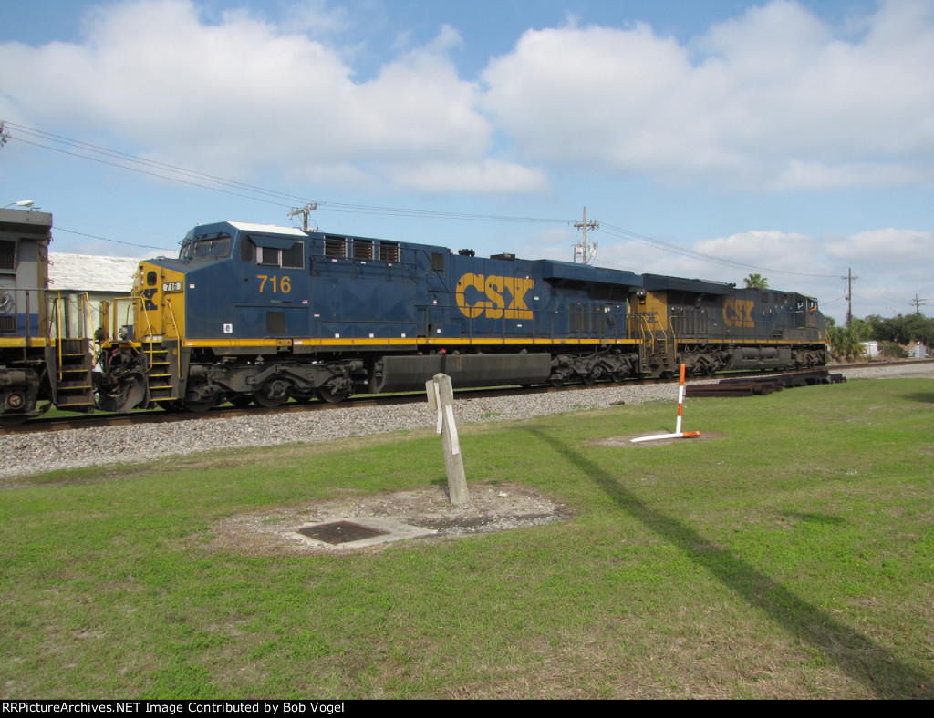 CSX 716 and 881